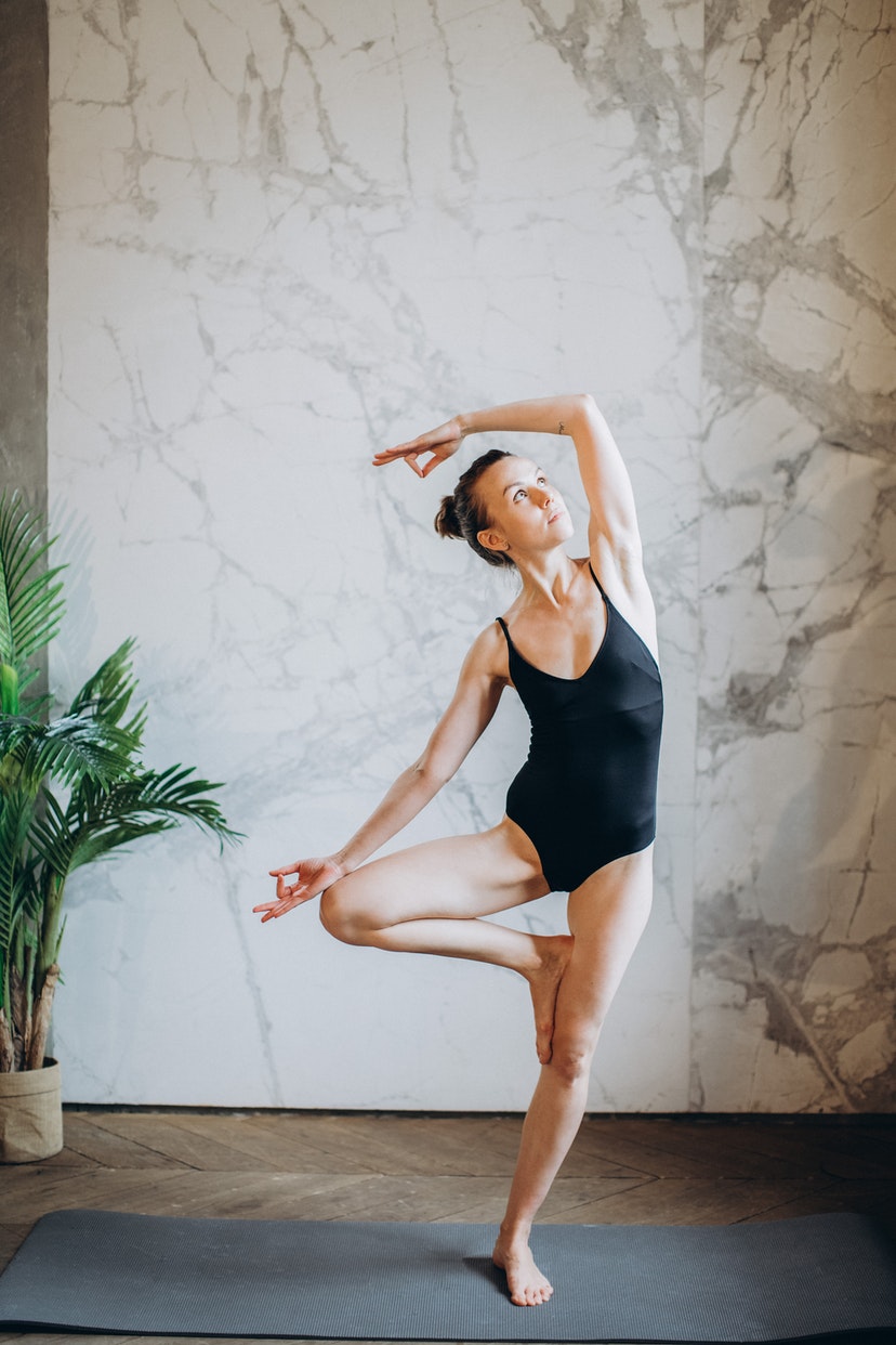 Bikram Yoga Nedir, Nasıl Yapılır? | Bikram Yoga Faydaları - Skechers Blog